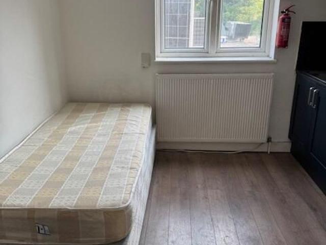 Station Road Studio 1, Winchmore Hill, London N21, Studio to rent, £850 pcm | PrimeLocation