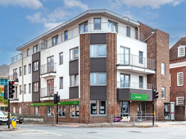 Station Road, Surrey TW20 2 bed flat to rent £2,100 pcm £485 pw