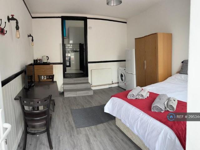 Station Road, Portslade, BN41 Studio to rent £999 pcm £231 pw