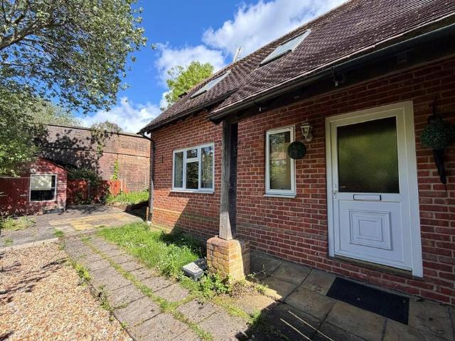 Station Road, Petersfield, Hampshire. 2 bed end of terrace house to rent £1,495 pcm £345 pw