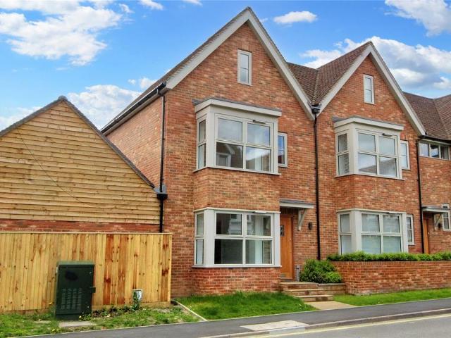 Station Road, Petersfield, Hampshire. 3 bed house to rent £1,900 pcm £438 pw