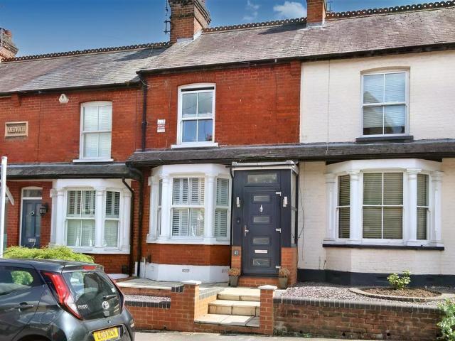 Station Road, Radlett WD7 2 bed terraced house to rent £2,350 pcm £542 pw