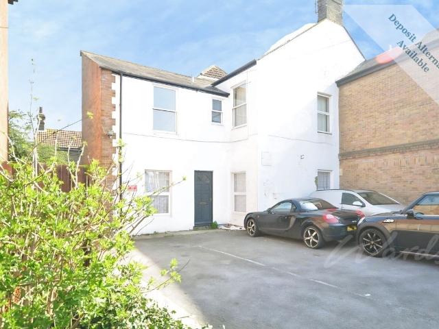 Station Road, Rainham, Gillingham ME8, 1 bed flat to rent, £900 pcm | PrimeLocation