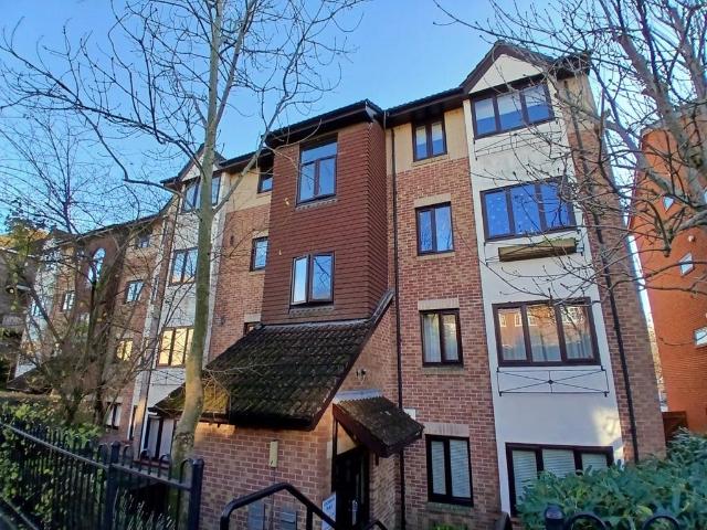 Station Road, Redhill 2 bed apartment to rent £1,600 pcm £369 pw