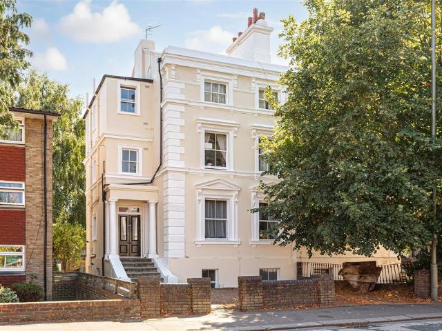 Station Road, Redhill 2 bed maisonette to rent £1,475 pcm £340 pw