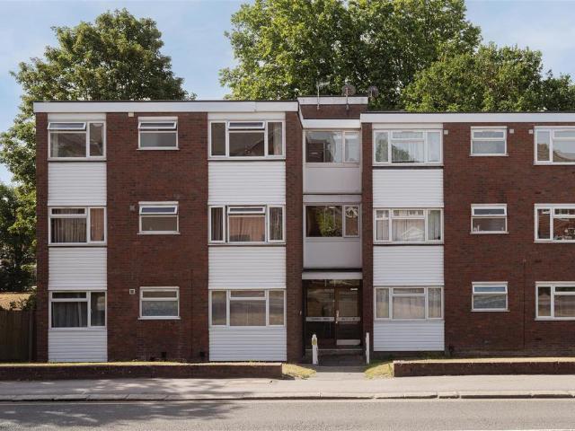 Station Road, Redhill 3 bed apartment to rent £1,700 pcm £392 pw