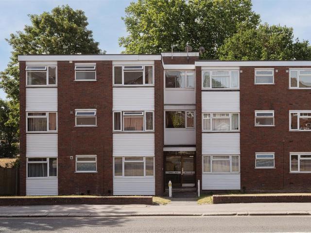 Station Road, Redhill RH1, 3 bed flat to rent, £1,700 pcm | PrimeLocation
