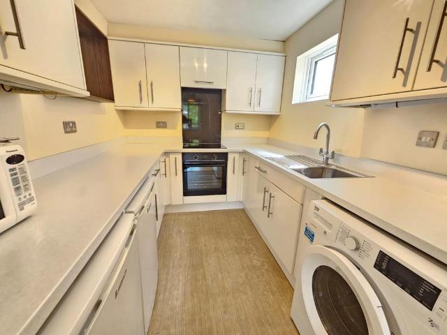 Station Road, Redhill RH1 2 bed flat to rent £1,600 pcm £369 pw