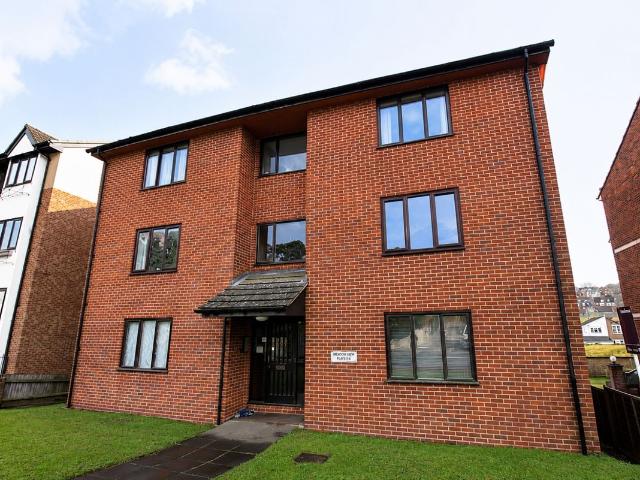 Station Road, Redhill, Surrey RH1, Studio to rent, £1,000 pcm | PrimeLocation
