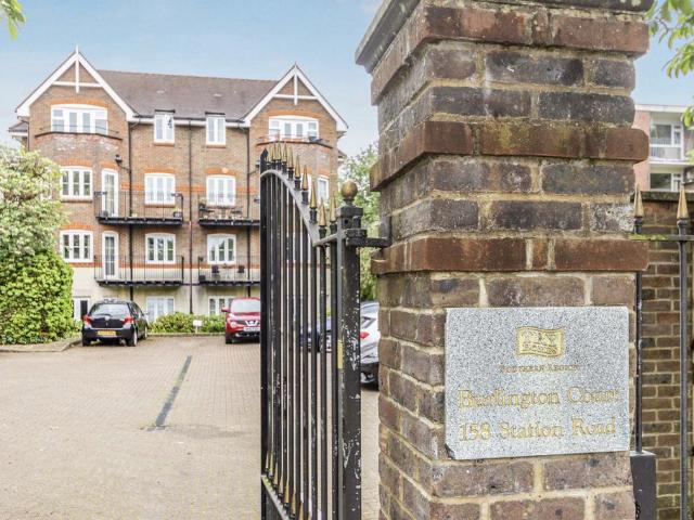 Station Road, Redhill, Surrey, RH1 2 bed flat to rent £1,650 pcm £381 pw
