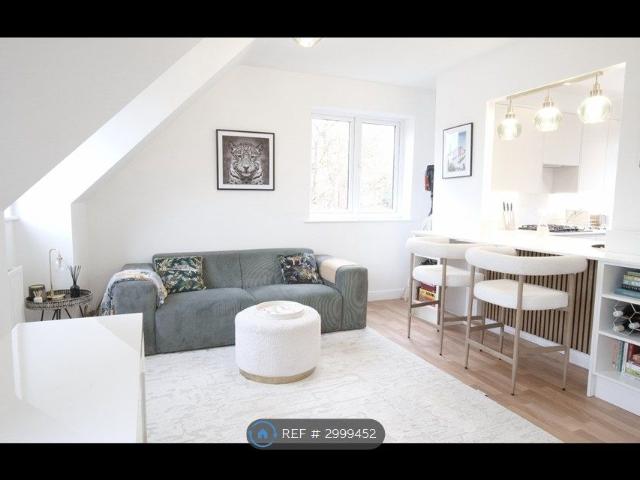 Station Road, Wokingham RG40, 1 bed flat to rent, £2,000 pcm | PrimeLocation
