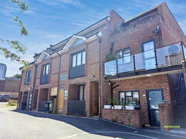 Station Road, West Wickham BR4, 2 bed flat to rent, £1,800 pcm | PrimeLocation