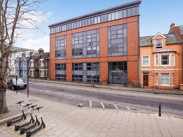 Station Road West, Canterbury CT2 2 bed flat to rent £1,525 pcm £352 pw