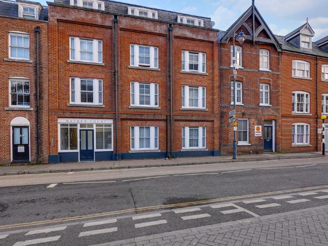 Station Road West, Canterbury CT2 2 bed flat to rent £1,374 pcm £317 pw
