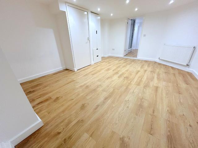 Station Road, Westcliff On Sea SS0, Studio to rent, £1,100 pcm | PrimeLocation