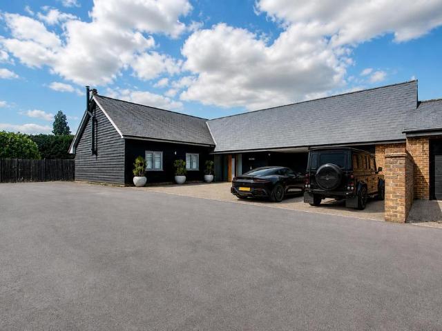 Station Road, Tring 5 bed barn conversion to rent £6,500 pcm £1,500 pw