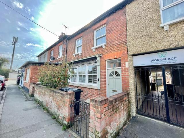 Station Road, Twyford RG10, 2 bed flat to rent, £1,400 pcm | PrimeLocation