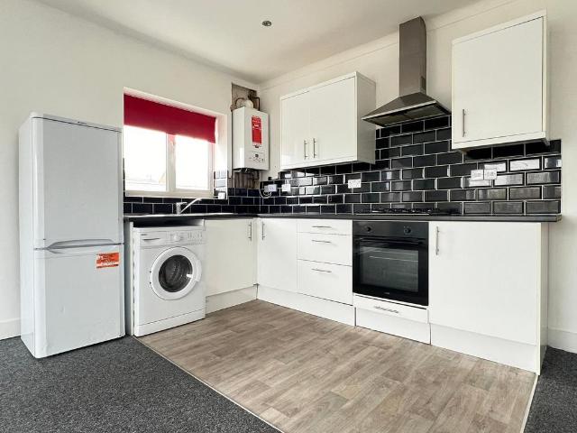 Station Square, Flitwick, Bedford. 2 bed duplex to rent £1,075 pcm £248 pw