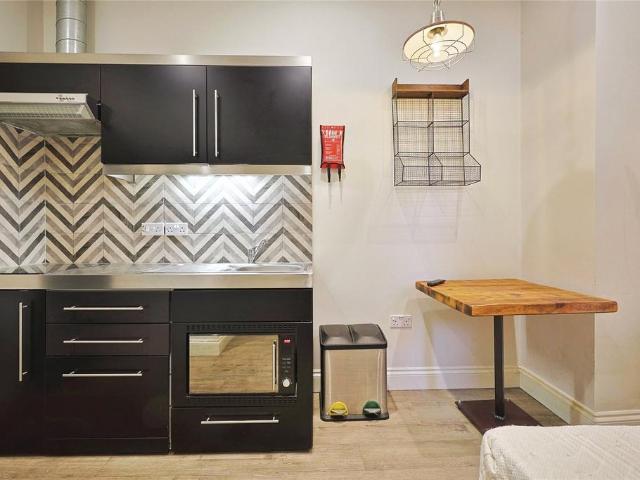 Station Terrace, 41A Bramley Road. Studio to rent £1,000 pcm £231 pw