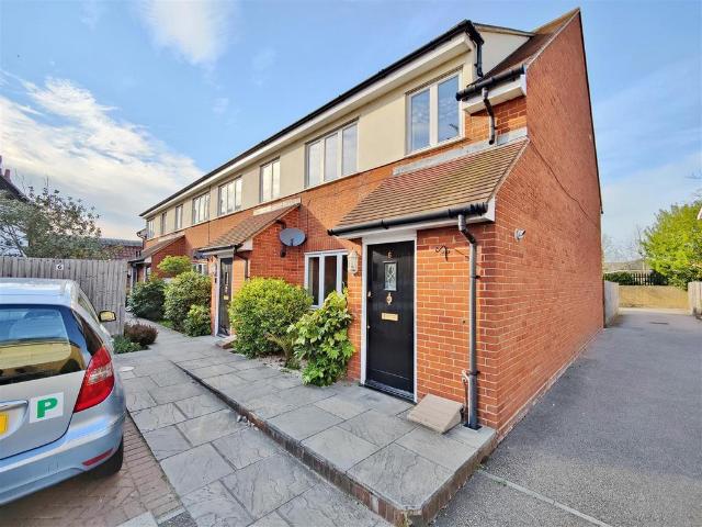 Station View, 80 West Street, Rochford 3 bed house to rent £1,595 pcm £368 pw