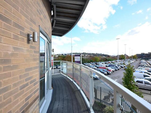 Station View, Guildford, GU1 2 bed flat to rent £2,400 pcm £554 pw