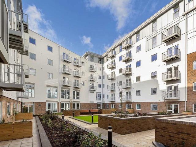 Station View, Guildford, GU1 2 bed flat to rent £2,350 pcm £542 pw