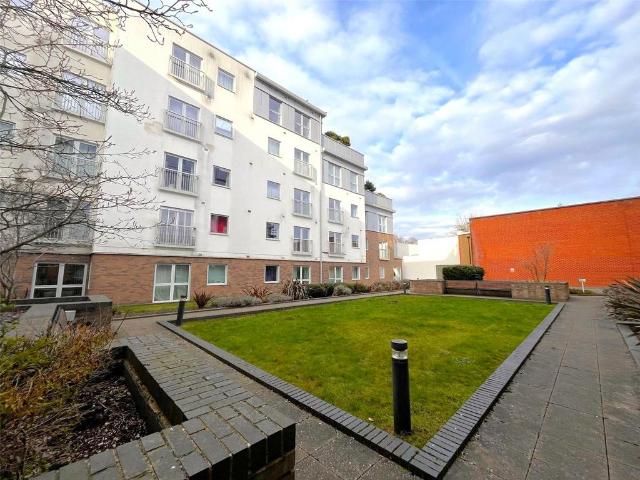 Station View, Guildford, Surrey, GU1 3 bed apartment to rent £2,800 pcm £646 pw