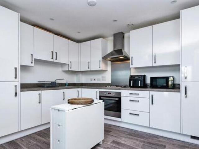Station View, Guildford, 2 Bedroom Flat