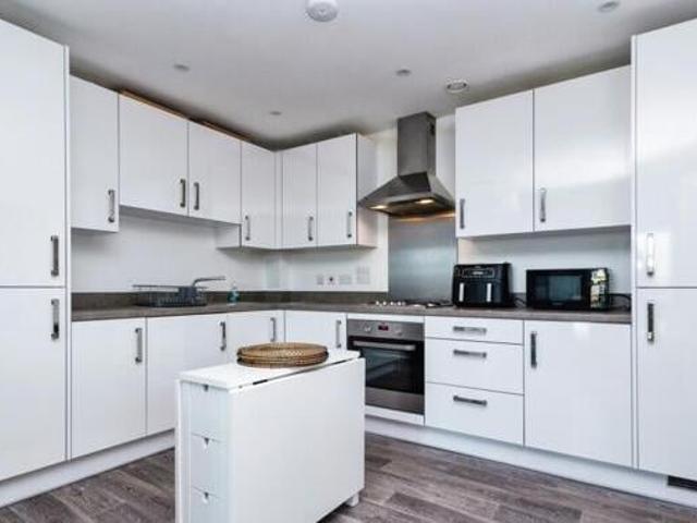 Station View, Guildford, 2 Bedroom Flat