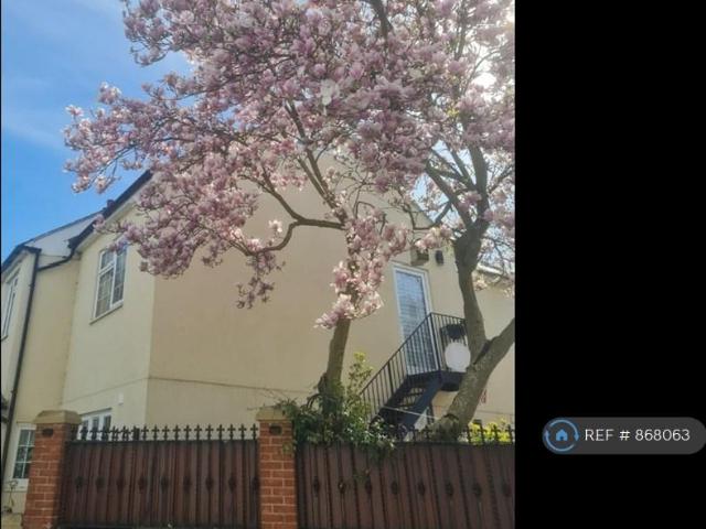 Staveley Gardens, London, W4 1 bed flat to rent £1,550 pcm £358 pw