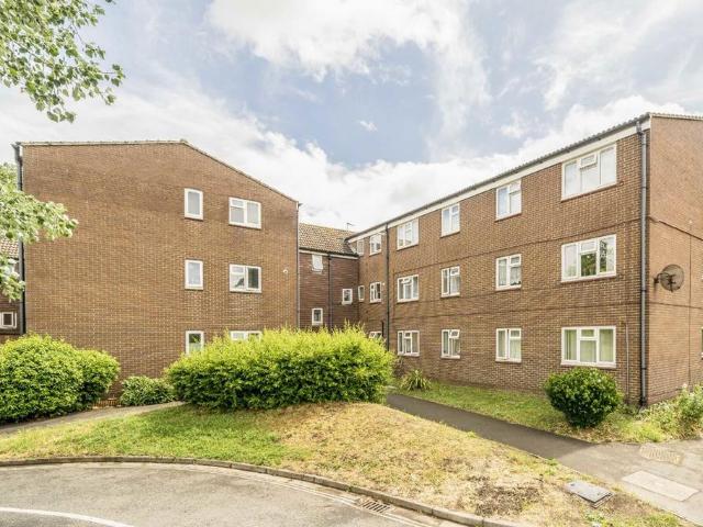 Staveley Gardens, London W4 1 bed flat to rent £1,898 pcm £438 pw