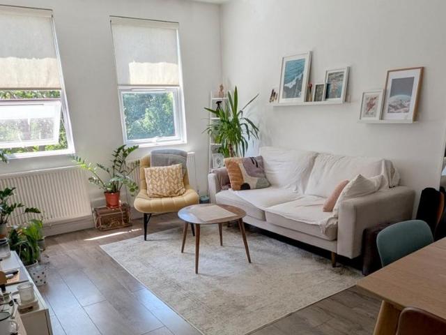 Staverton Road, Willesden Green 1 bed flat to rent £1,850 pcm £427 pw