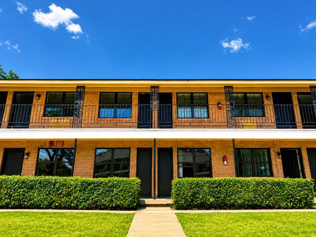 Stay Cool in a Newly Remodeled Apartment Starting at $1,100 + 6 Weeks FREE Rent! 1 Bedroom Apartment for Rent at 5006 Gaston Ave, Dallas, TX 75214