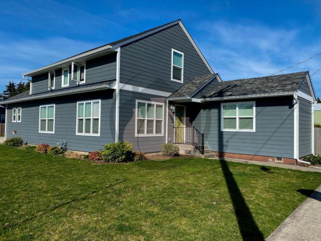 Stayton 4BR Duplex | A/C & Landscaping Included!