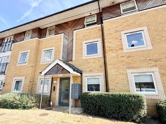 Stafford Avenue, Hornchurch, RM11 2 bed flat to rent £1,700 pcm £392 pw