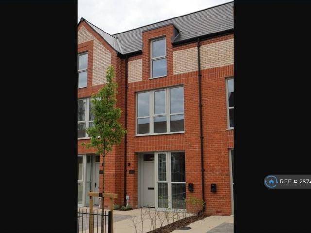 Stafford Close, Manchester, M14 3 bed terraced house to rent £1,900 pcm £438 pw