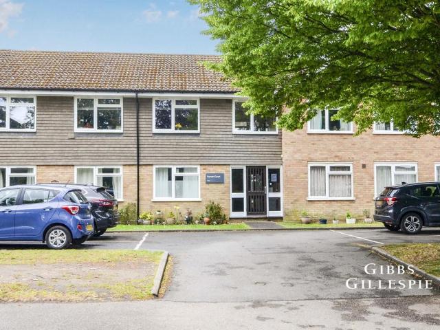 Stag Lane, Chorleywood. 2 bed flat to rent £1,600 pcm £369 pw