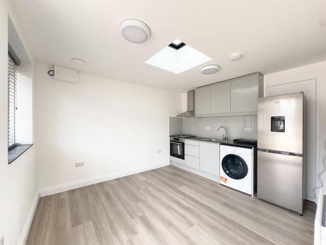 Stag Lane, Edgware, HA8 1 bed flat to rent £1,550 pcm £358 pw