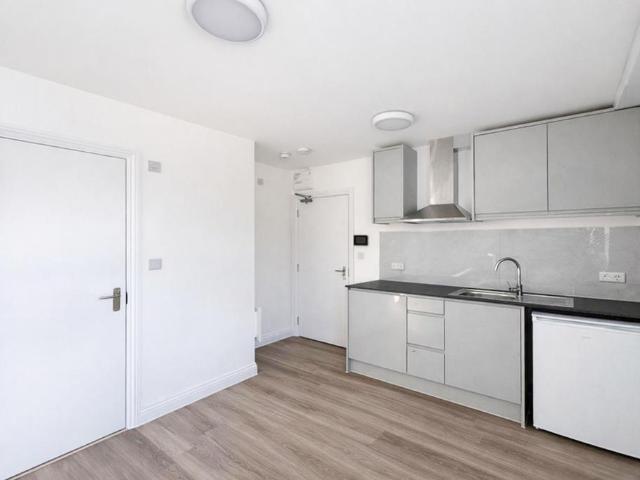 Stag Lane, Edgware, HA8 Studio to rent £1,150 pcm £265 pw