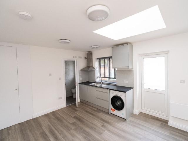 Stag Lane, Edgware HA8, Studio to rent, £1,200 pcm | PrimeLocation