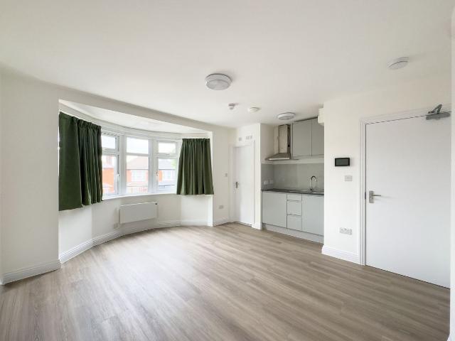 Stag Lane, Edgware HA8, Studio to rent, £1,350 pcm | PrimeLocation