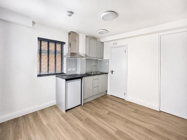 Stag Lane, Edgware HA8, Studio to rent, £900 pcm | PrimeLocation