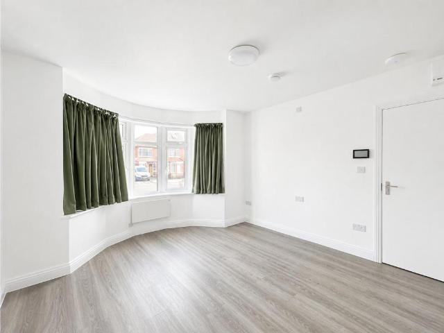 Stag Lane, Edgware Studio to rent £1,150 pcm £265 pw