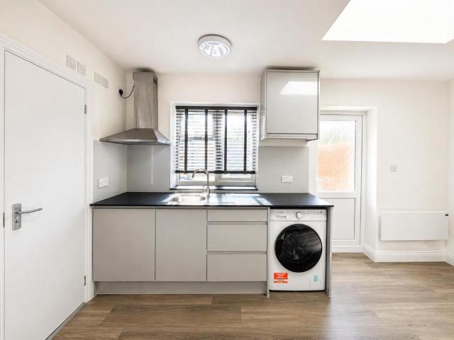 Stag Lane, Edgware Studio to rent £1,150 pcm £265 pw