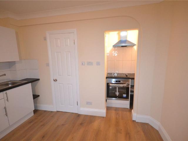 Stag Lane, London NW9, Studio to rent, £800 pcm | PrimeLocation