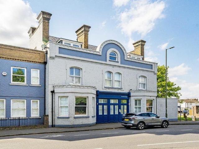 Staines Road East, Sunbury On Thames. 3 bed flat to rent £1,995 pcm £460 pw