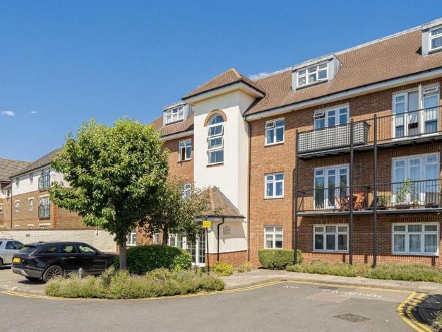 Staines Road East, Sunbury On Thames. 3 bed flat to rent £2,050 pcm £473 pw