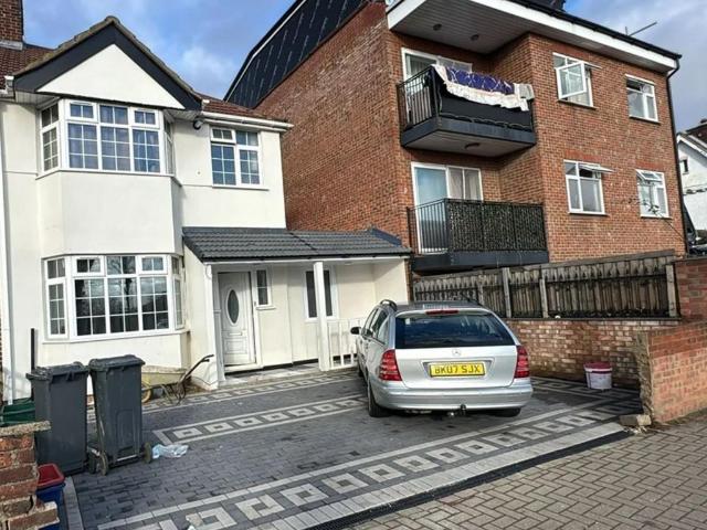 Staines Road, Hounslow TW4 6 bed semi detached house to rent £4,150 pcm £958 pw
