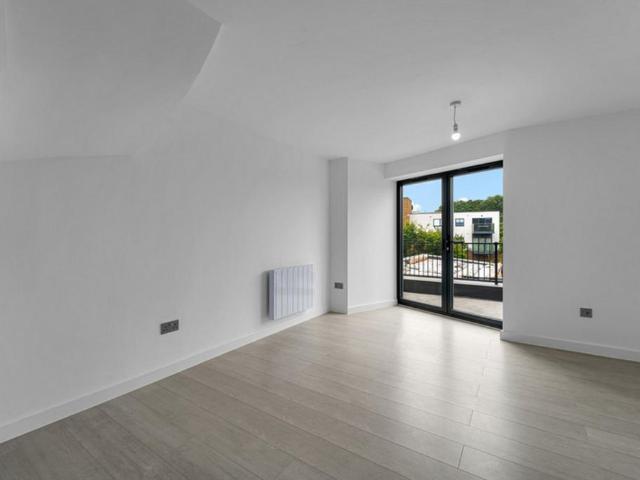 Staines Road, Hounslow, TW14 2 bed flat to rent £1,900 pcm £438 pw