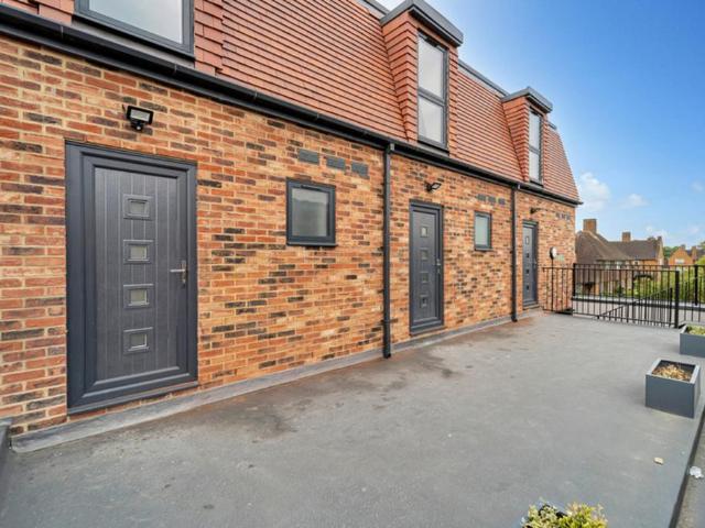 Staines Road, Hounslow, TW14 2 bed flat to rent £1,900 pcm £438 pw